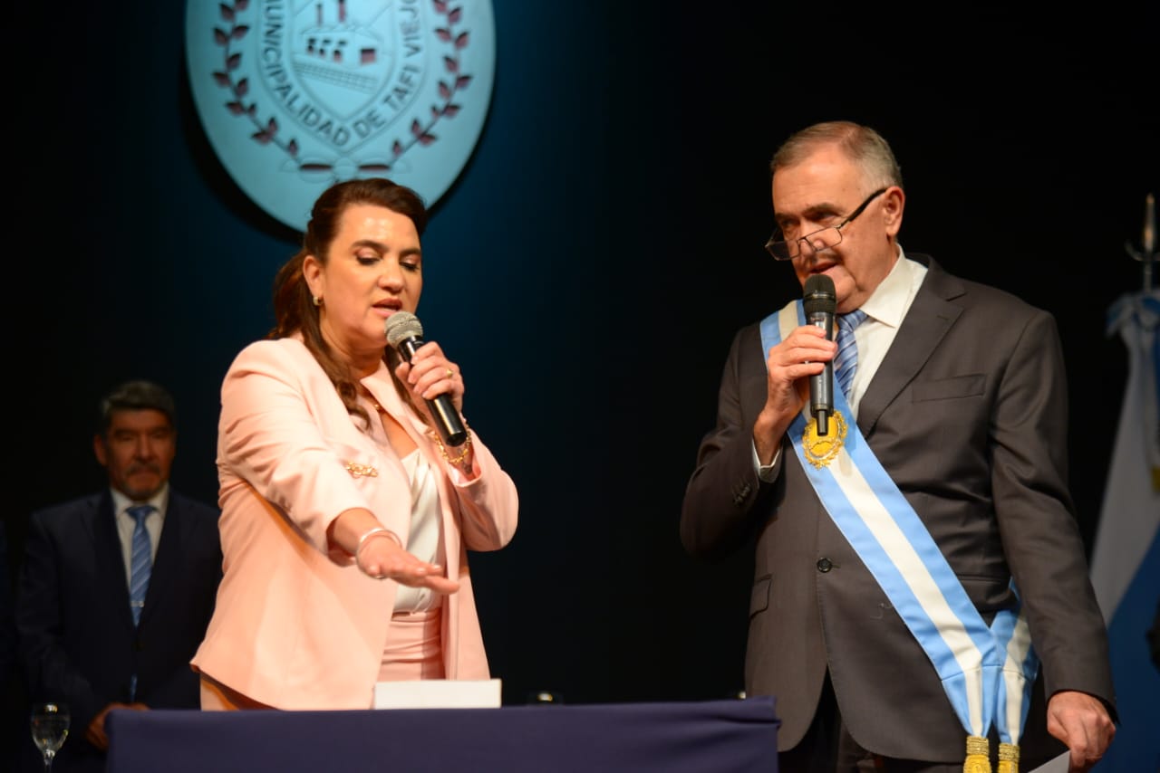 Tucumán Noticias – Agencia de Noticias - Jaldo le tomó juramento a ...
